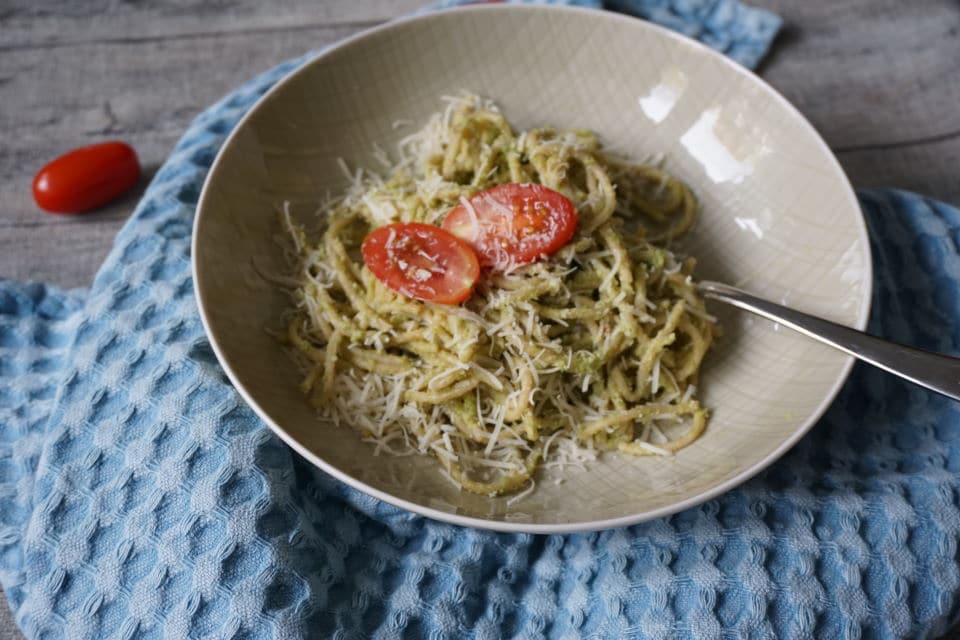 Pesto für Babys mit Brokkoli und Pinienkernen selber machen