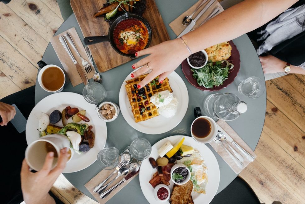 rituale-beim-essen-entspannt-mit-kindern-am-esstisch